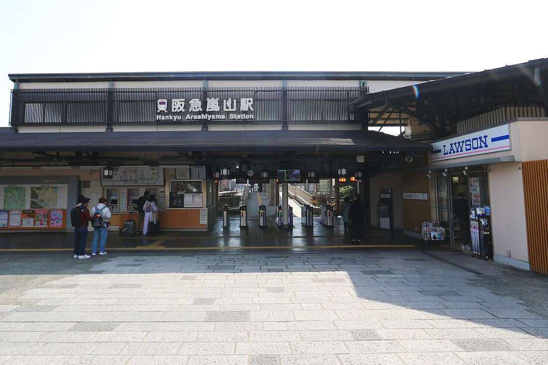 Using Hankyu Railway to visit Kyoto and Kobe from Osaka