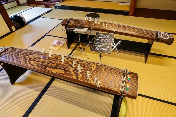 Home Delivery by japan-guide.com - Traditional musical instruments: Koto