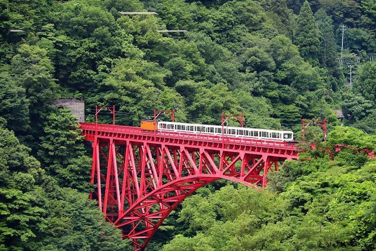 Home Delivery by japan-guide.com - Along the Kurobe Gorge