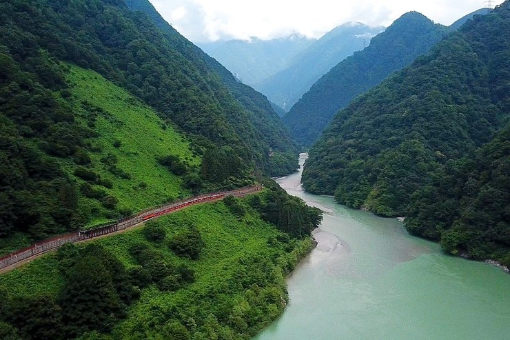 Home Delivery by japan-guide.com - Along the Kurobe Gorge