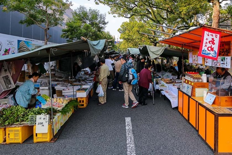 Home Delivery by japan-guide.com - Morning markets in Japan