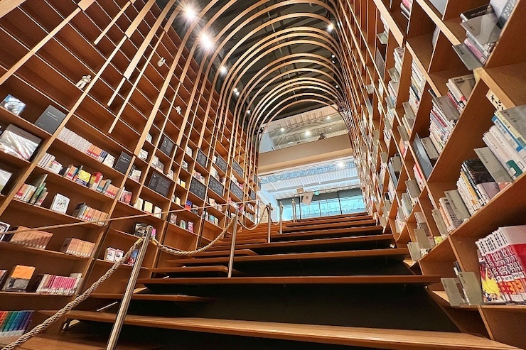 Matt's Japan Travel Journal - A visit to the Murakami Haruki Library