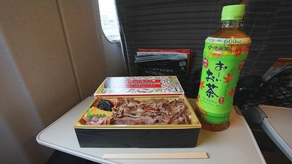 Train manners in Japan - how to properly behave in stations and trains ...