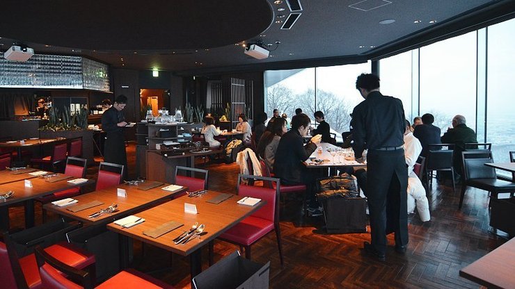 Eating at a Japanese restaurant - Dining out in Japan