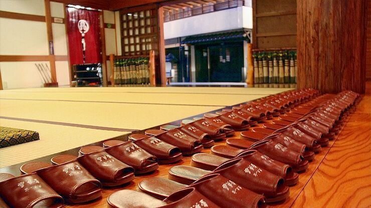 Indoor Etiquette - good manners in the Japanese house